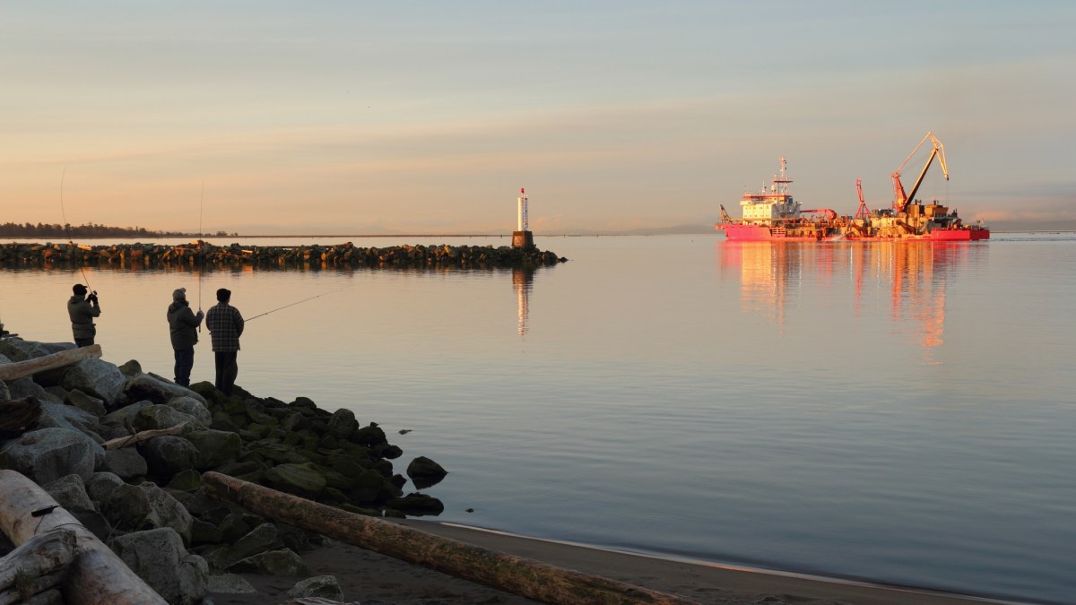 Why won’t anyone help Hay River dredge? We asked around.