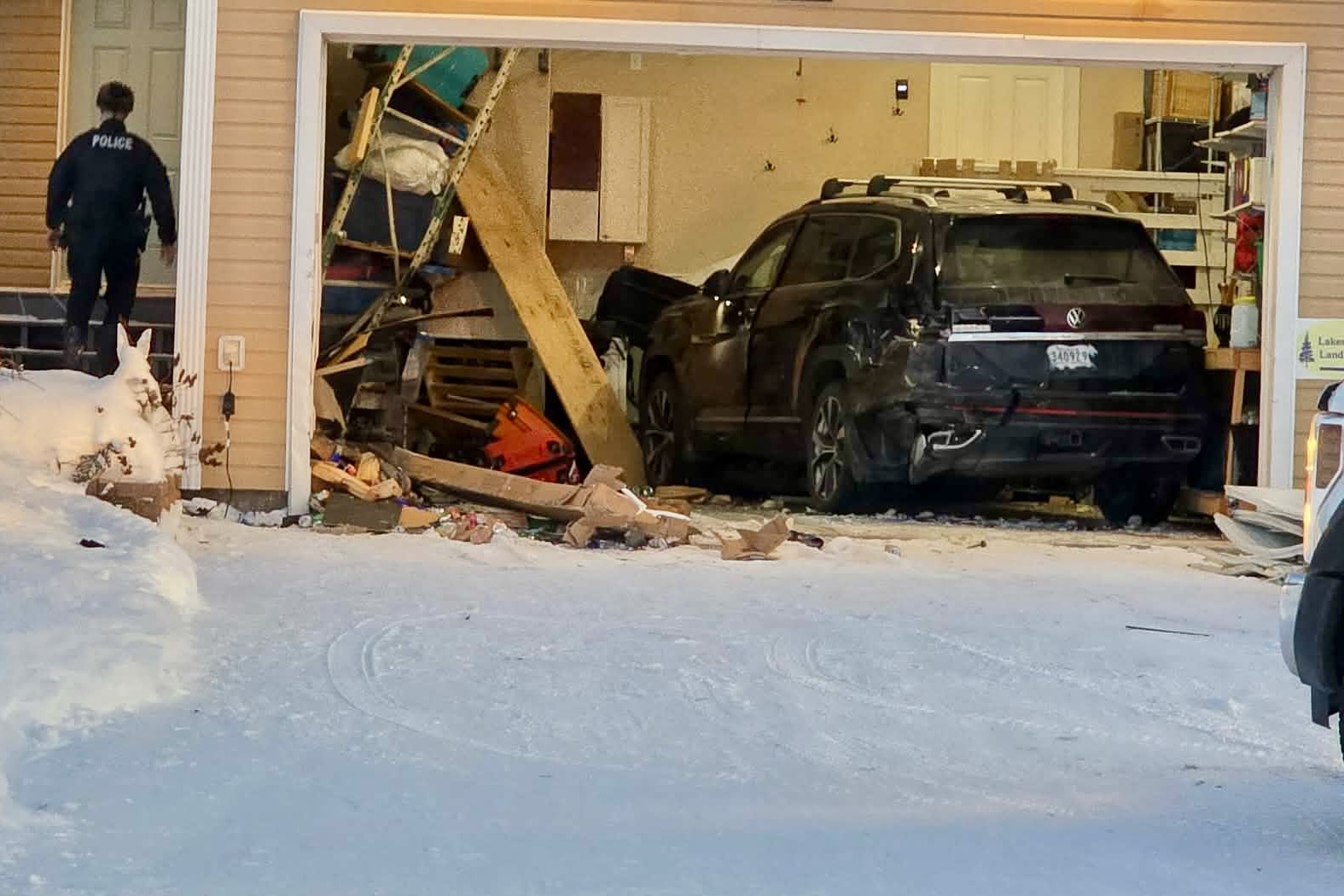 Multiple vehicles and garage damaged in Niven incident